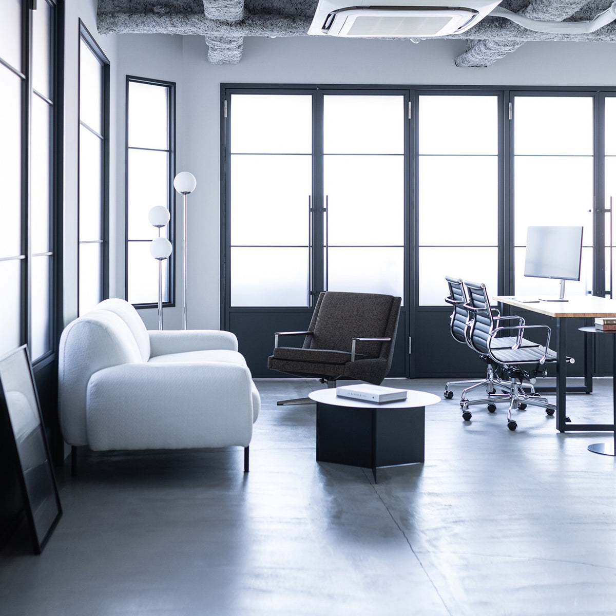 大田区の自然光が差し込むオフィス風スタジオ – STUDIO BIGBEAR 2st｜CAPMO – CAPMO（キャプモ）撮影スタジオ・ロケ地探しプラットフォーム